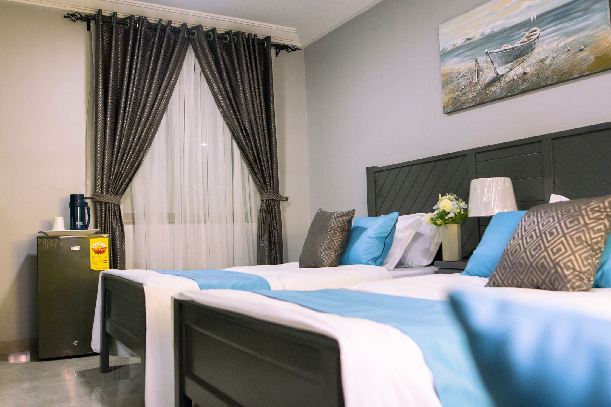 Quarto Duplo ou Twin Standard, não fumadores, casa de banho privativa | Minibar, secretária adequada para computadores portáteis, Wi-fi grátis 