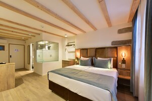 Minibar, cofre no quarto, secretária, quartos insonorizados 