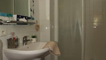 Quarto casal (Sine) | Banheiro | Chuveiro, produtos de toalete grátis, secador de cabelo