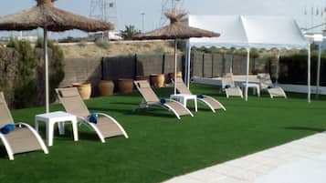 Terraço com espreguiçadeiras