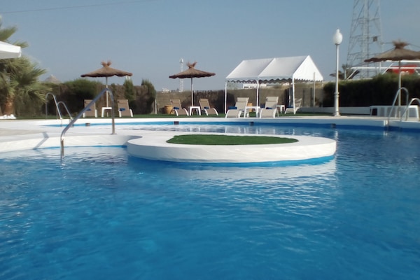 Piscina externa sazonal, guarda-sóis, espreguiçadeiras