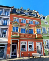 Um edifício colorido com uma placa que diz "HOTEL WELL".