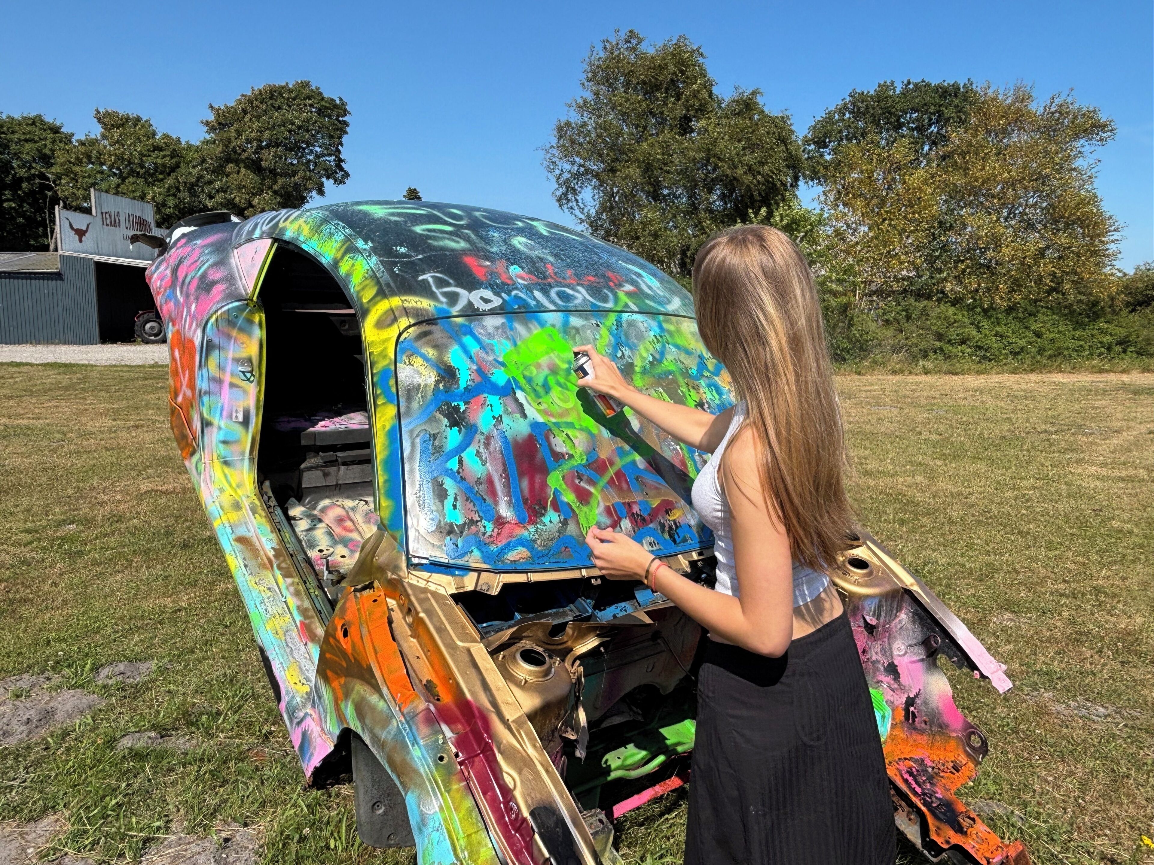 Um veículo com arte de grafite colorida.