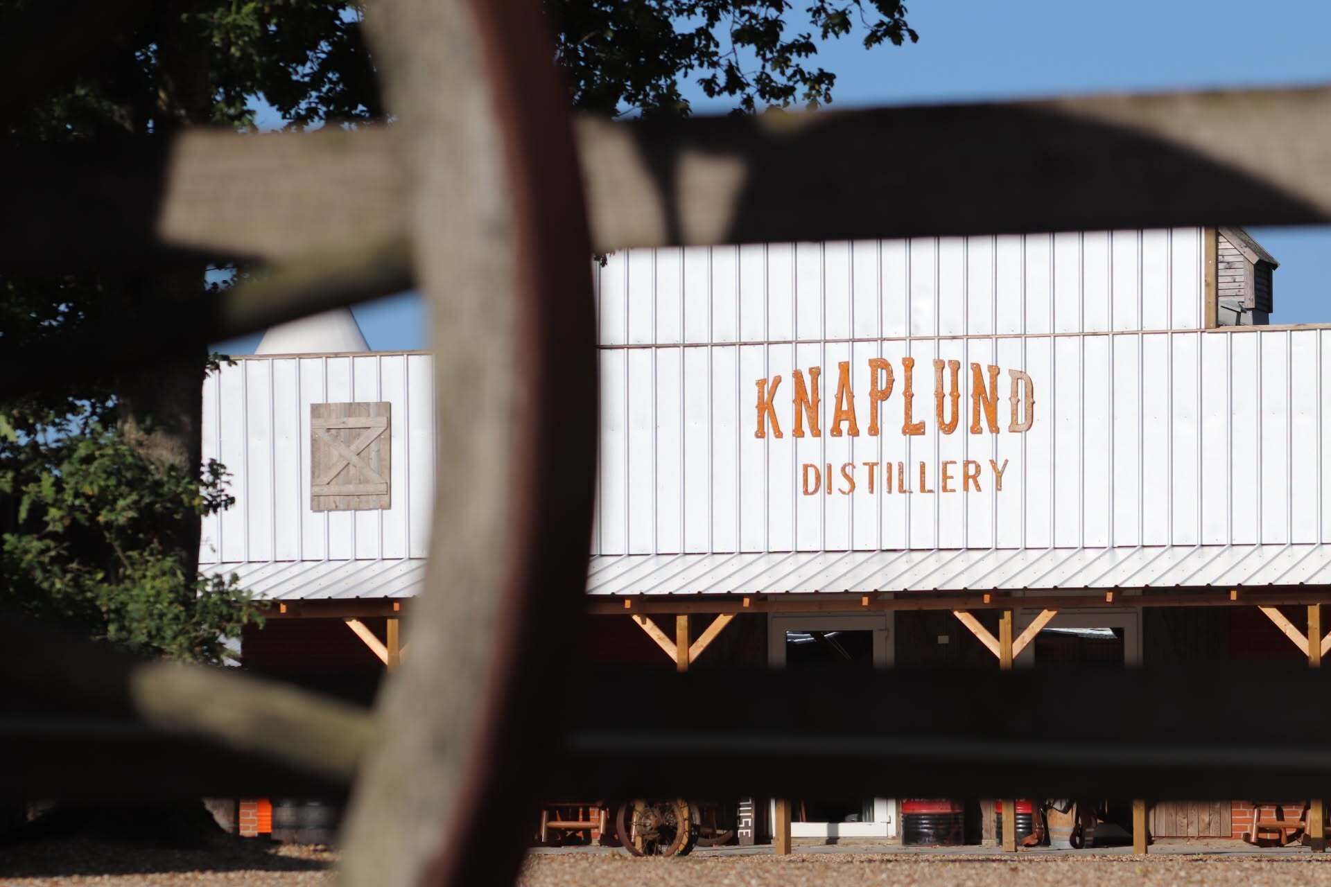 Um edifício com a inscrição 'KNAPLUND DISTILLERY'.