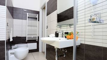 Quarto Duplo Standard | Casa de banho | Um polibã, um secador de cabelo, toalhas fornecidas