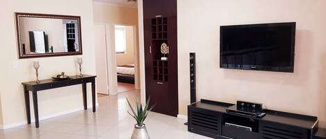 Apartamento de Luxo, 3 quartos, vista para o canal, no rés do chão | Sala de estar | TV de ecrã plano, consola de videojogos, leitor de DVD