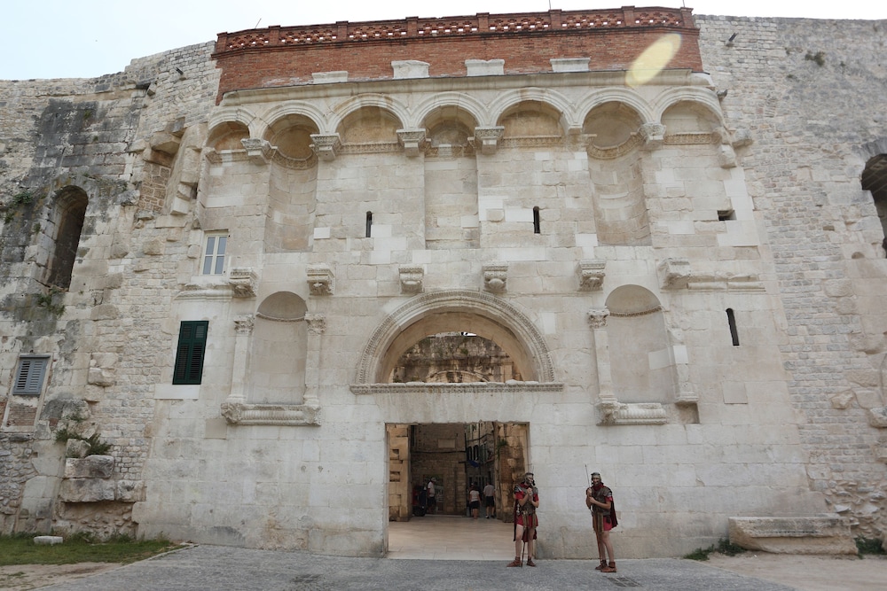 Golden Gate Rooms - Split