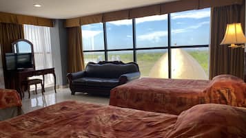 Quarto triplo standard, várias camas | 1 quarto, ferros/tábuas de passar roupa, Wi-Fi de cortesia