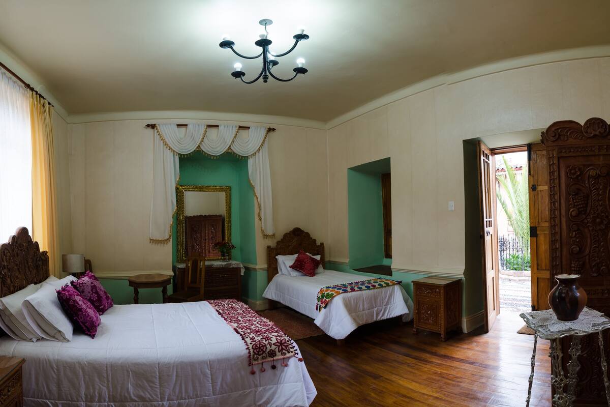Suite Júnior | Secretária, Wi-fi grátis, com decoração personalizada 