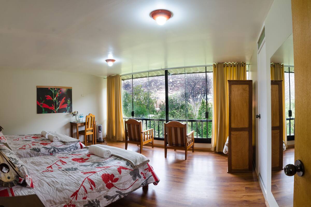 Quarto Triplo, vista para o jardim | Secretária, Wi-fi grátis, com decoração personalizada 