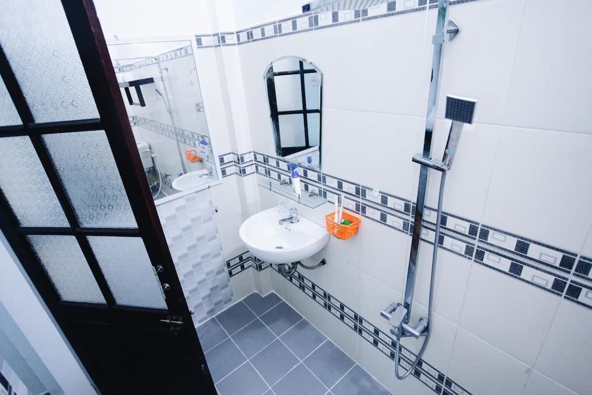 Quarto Twin Superior | Casa de banho | Um polibã, artigos de higiene pessoal grátis, um secador de cabelo