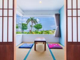 Quarto, ao lado da praia | Cofres nos quartos, escrivaninha, cortinas blackout