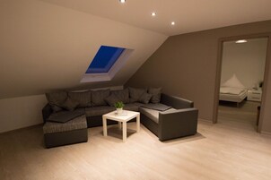 Apartamento, 3 quartos | Área de estar | TV de tela plana