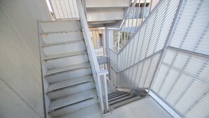 Escadaria de concreto com grades de metal que leva a um patamar.