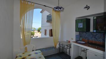 Apartamento, 1 quarto | Cozinha americana privada | Geladeira, cooktop, talheres/pratos/utensílios de cozinha