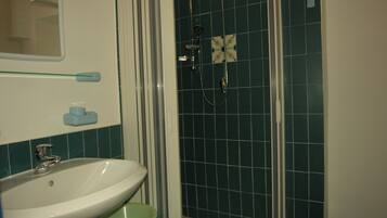 Apartamento, 1 quarto | Banheiro | Chuveiro, chuveiro com efeito de chuva, shampoo