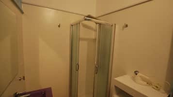 Estúdio | Banheiro | Chuveiro, chuveiro com efeito de chuva, shampoo