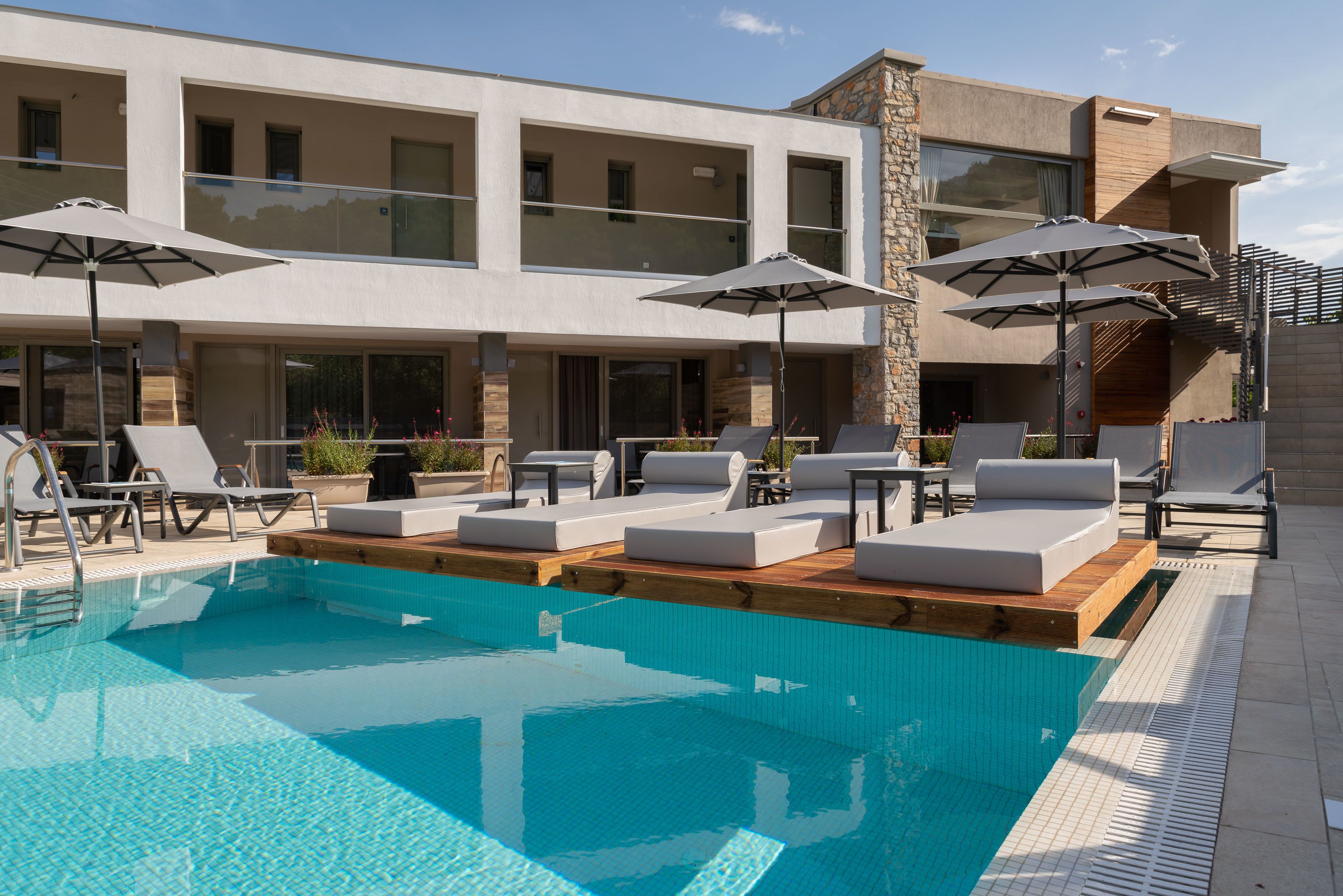 Piscina externa, guarda-sóis, espreguiçadeiras