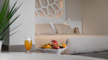 Suíte luxo, vista parcial para o mar (Outdoor or Indoor Jacuzzi) | Frigobar, cofres nos quartos, escrivaninha, cortinas blackout