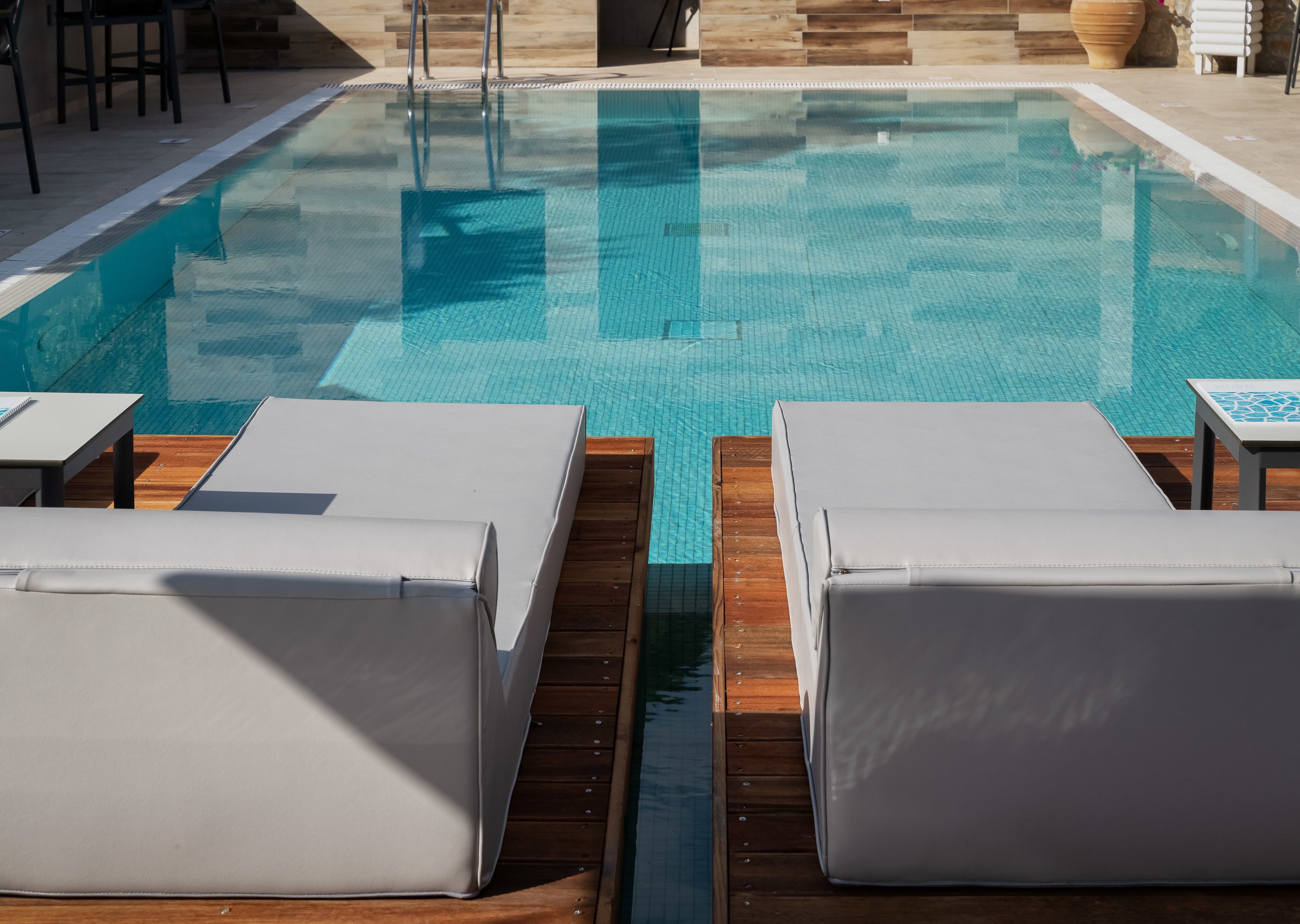 Piscina externa, guarda-sóis, espreguiçadeiras
