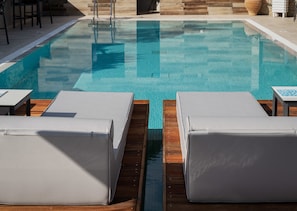Piscina exterior, guarda-sóis, espreguiçadeiras 