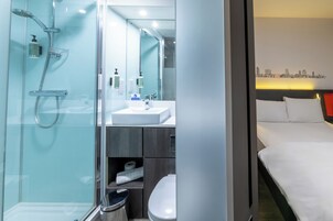 Family Quad Room Without Window | Banheiro | Chuveiro, produtos de toalete biodegradáveis