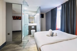 Double Room with Window | Secretária adequada para computadores portáteis, quartos insonorizados