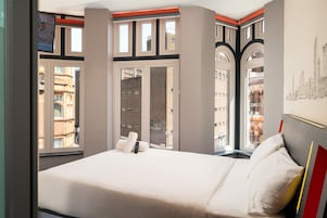 Quarto casal standard, 1 cama de casal | Quartos à prova de som, ferros/tábuas de passar roupa, Wi-Fi de cortesia