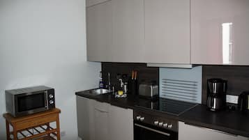 Estúdio, sacada | Cozinha privada | Geladeira, micro-ondas, fogão, cooktop