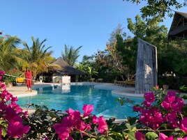 Piscina exterior, espreguiçadeiras 