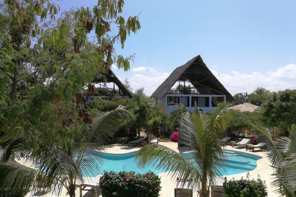 Piscina externa, espreguiçadeiras