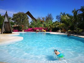 Piscina externa, espreguiçadeiras
