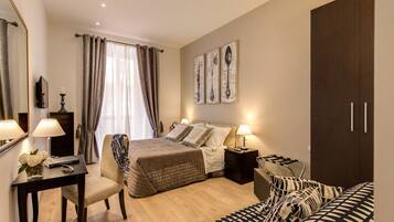 Quarto Duplo Deluxe, 1 cama queen-size | 1 quarto, roupa de alta qualidade, minibar, cofre no quarto