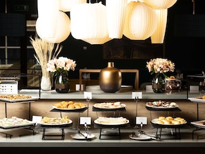 Pequeno-almoço tipo buffet nos dias úteis (10000 KZT por pessoa)