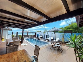 Quarto triplo luxo, vista para o oceano, ao lado da piscina | Área de estar | TV LED