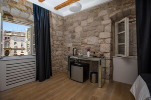 Uma cafeteira/bule, uma chaleira elétrica 