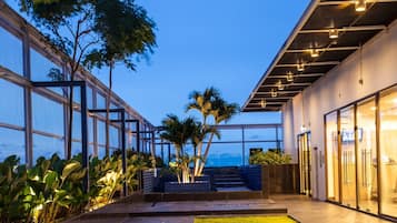 Piscina externa, guarda-sóis, espreguiçadeiras