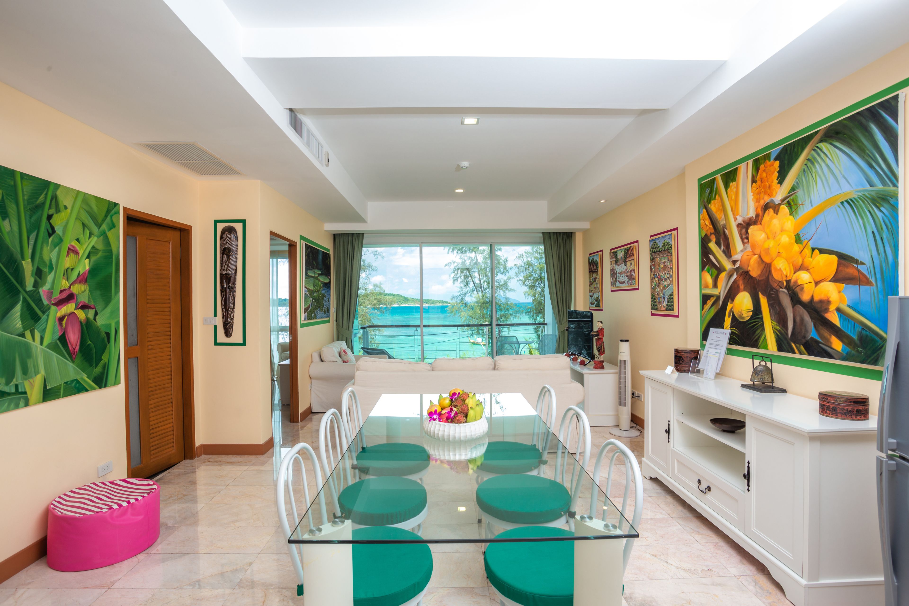 Oceanfront Premier Two-Bedroom Suite | Sala de estar | TV de ecrã plano 