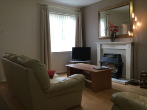 Apartamento | Sala de estar | TV de ecrã plano, leitor de DVD 