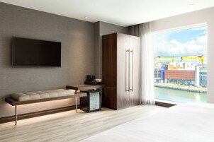 Quarto standard, 1 cama King, vista para a cidade | Banheiro | Chuveiro, produtos de toalete grátis, secador de cabelo 