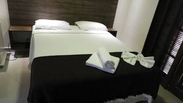 Quarto Panorâmico | Minibar, ferro/tábua de engomar, Wi-fi grátis, roupa de cama fornecida