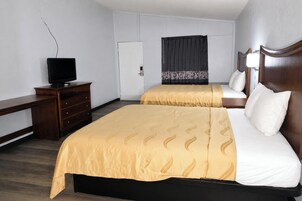 Quarto, 2 camas Queen, para não fumantes | Frigobar, escrivaninha, ferros/tábuas de passar roupa, Wi-Fi de cortesia