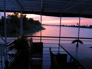 Fachada do alojamento (tarde/noite)