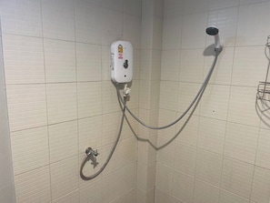 Chuveiro com chuveiro manual e painel de controle fixado na parede.