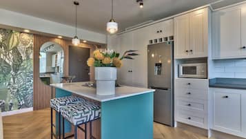 Apartamento urbano, 1 cama King e sofá-cama, acessível | Cozinha privada | Geladeira, micro-ondas, fogão, cooktop