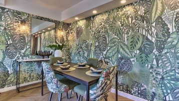 Apartamento urbano, 1 cama King e sofá-cama, acessível | Opções para refeição no quarto