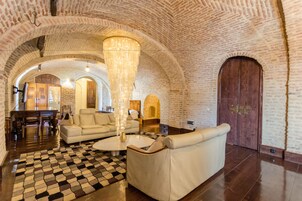 Quarto Quádruplo de Luxo, várias camas, terraço, Vista para a cidade | Lençóis de algodão egípcio, roupa de alta qualidade, edredões de penas 