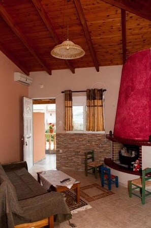 Apartamento, vista para o mar | Sala | TV de ecrã plano 