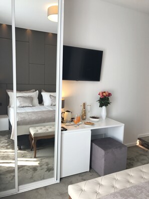Luxury Double Room, 1 King Bed, Private Bathroom, City View 4 | Roupa de alta qualidade, minibar, cofre no quarto, secretária 