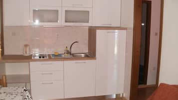 Apartamento standard, 1 quarto, sacada, vista para o mar (4) | Cozinha americana privada | Geladeira, cooktop, chaleira elétrica